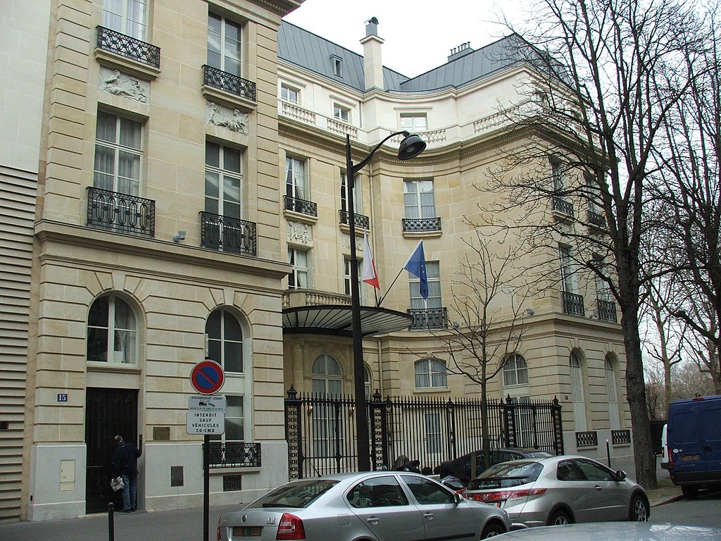 Three Hospitalised After Fire At Czech Embassy in Paris - Brno Daily